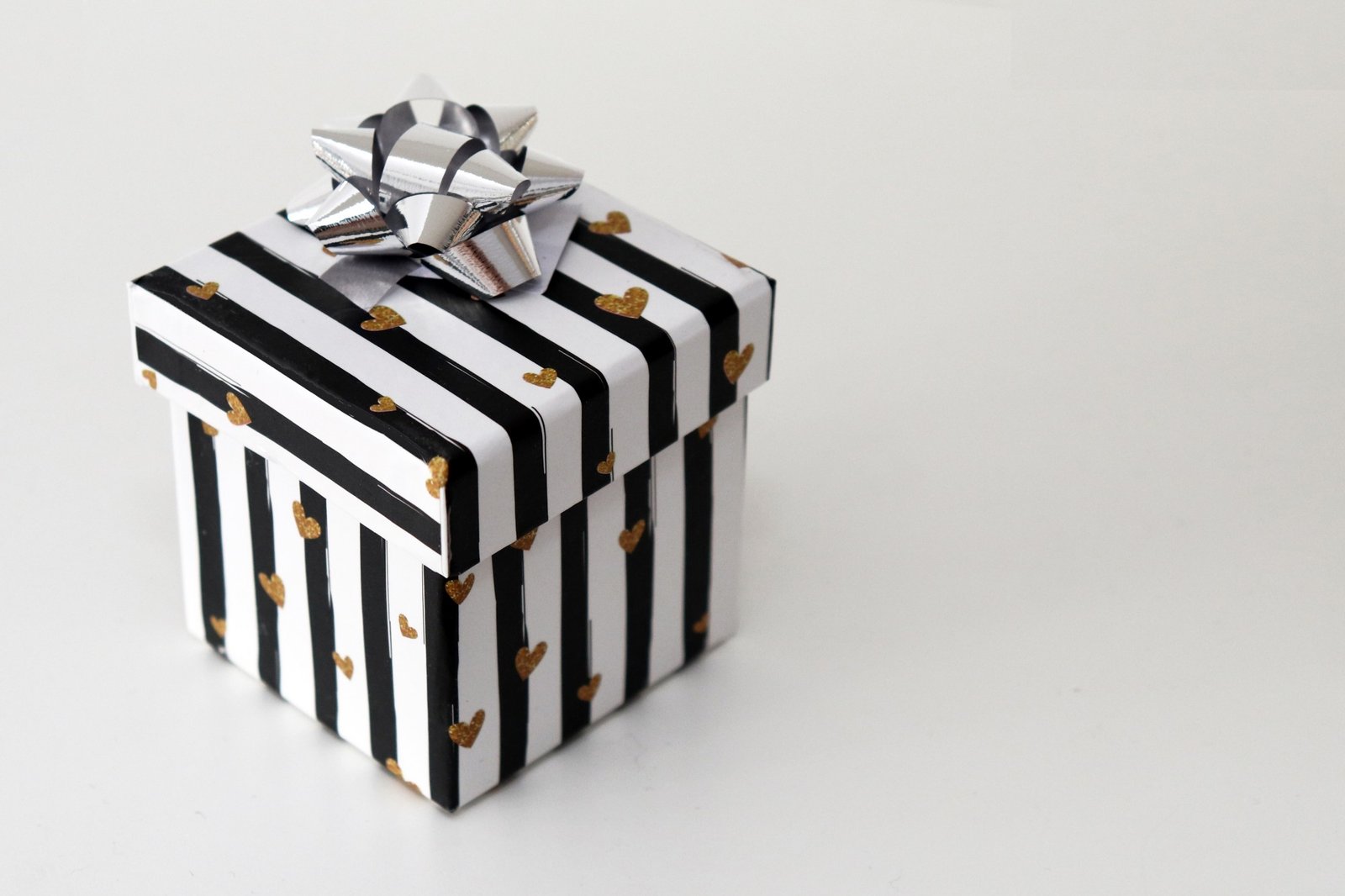 10 Must-Know Gift Etiquette Facts for Gift Giving Beginners - Areas of ...